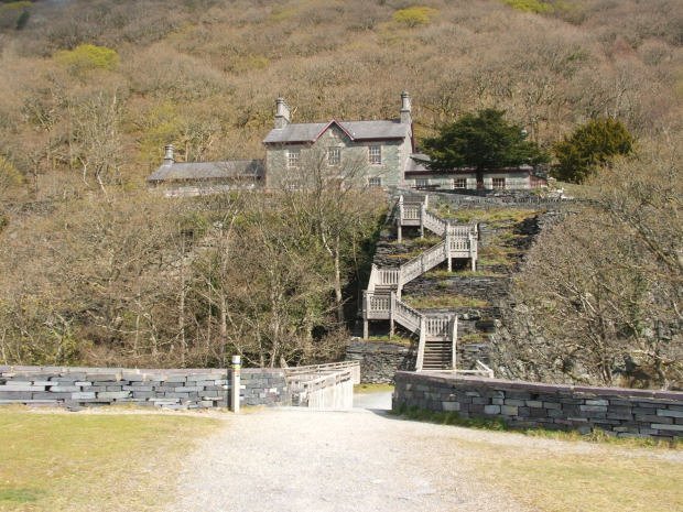 Llyn Padarn Circular Walk from Llanberis | Mud and Routes