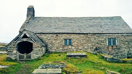 Walk up Tal Y Fan from Bwlch y Ddeufaen and Rowen | Mud and Routes
