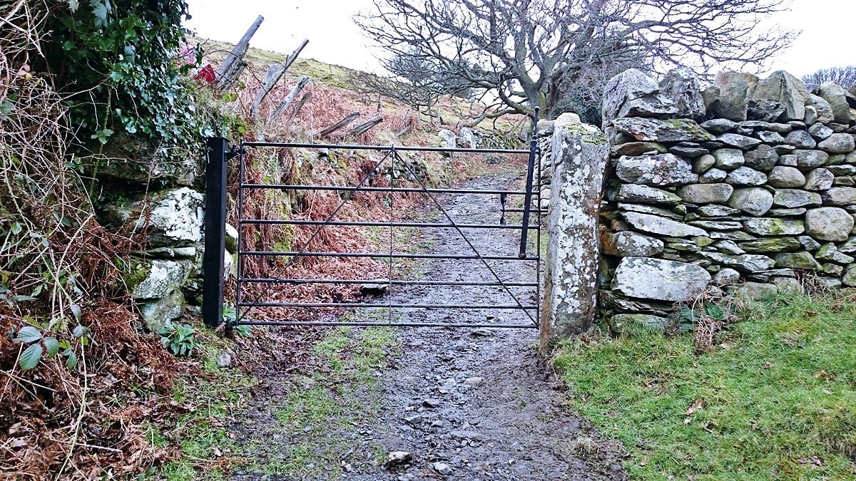 Walk up Tal Y Fan from Bwlch y Ddeufaen and Rowen | Mud and Routes
