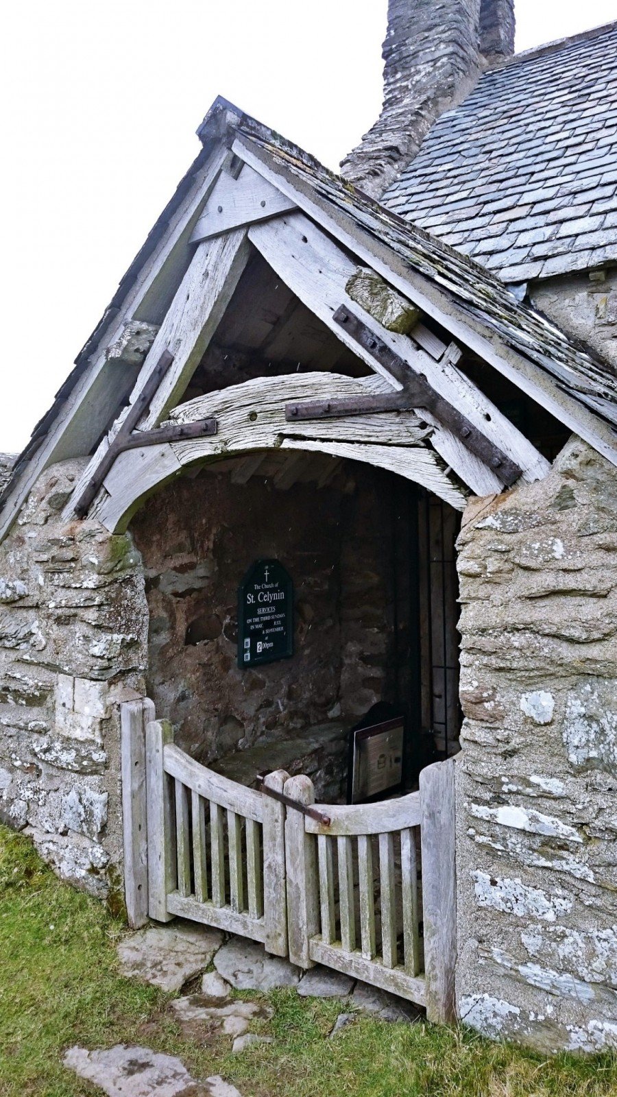 Walk up Tal Y Fan from Bwlch y Ddeufaen and Rowen | Mud and Routes