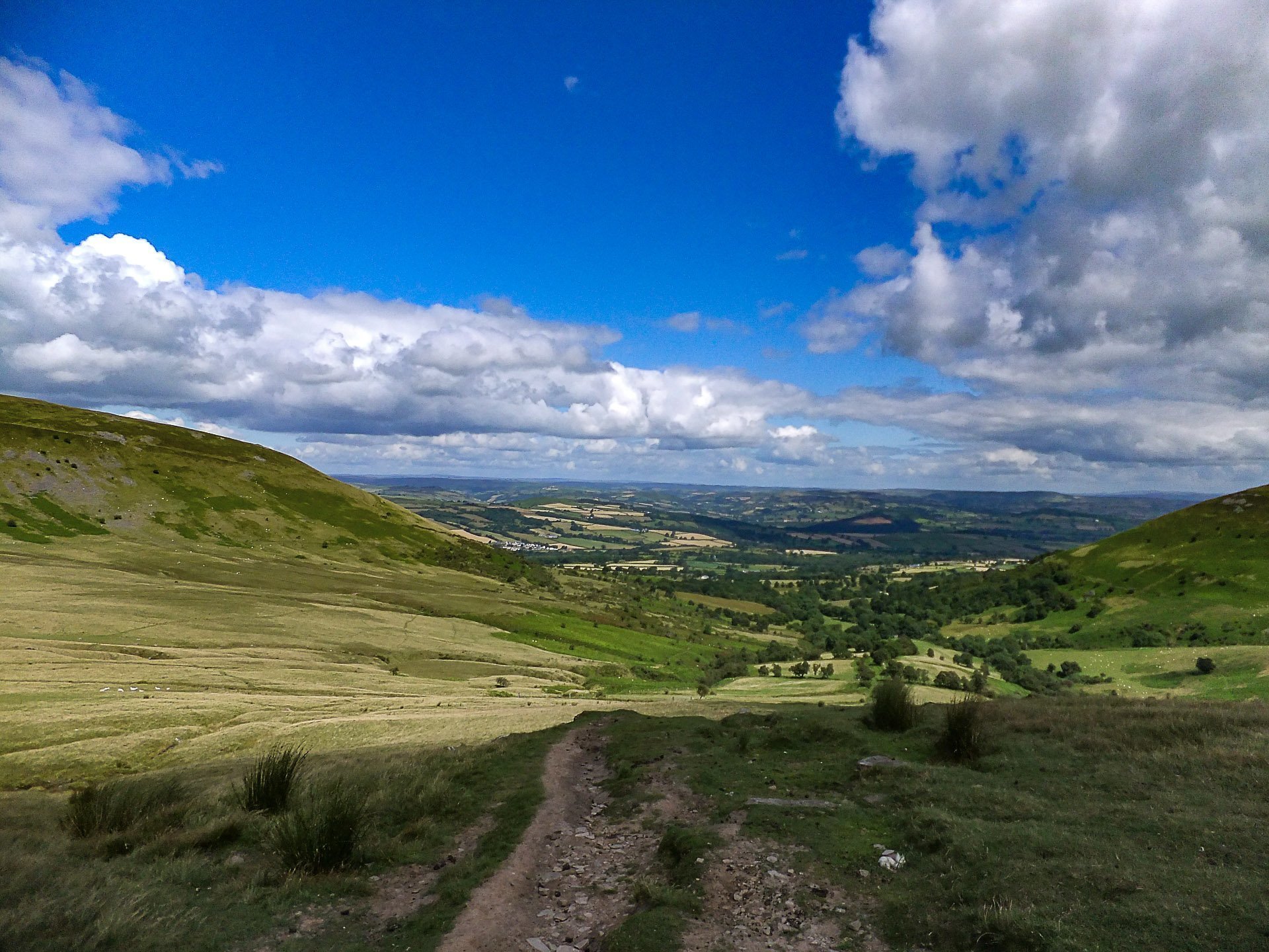 Pen y Fan and Brecon Beacons via the Cwm Llwch horseshoe walk | Mud and ...